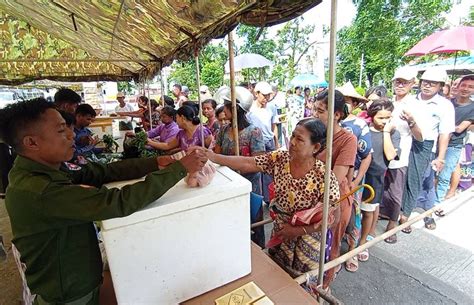 ရခိုင်ပြည်နယ်၊ စစ်တွေမြို့ရှိ မုန်တိုင်းဒဏ်သင့်ပြည်သူများအား စားသောက