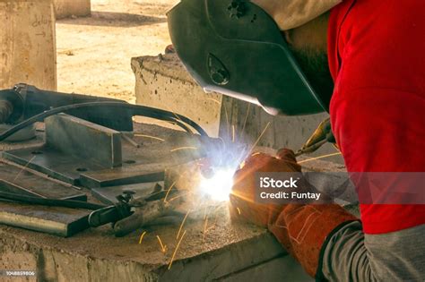 용접기는 용접 용접 스틱 또는 전기 용접 차폐 된 금속 아크 용접 용접 웅덩이 보호 하기 위해 플럭스에서 코팅 전극을 사용 합니다 전극 홀더도 천천히 떨어져 녹는 전극을