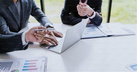 회의에서 마케팅 및 투자 비즈니스를 브레인 스토밍하고 계획하는 비즈니스 사람들의 그룹 사진 Unsplash의 태국 이미지