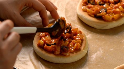 꿀호떡 위에 토핑 한가득 꿀호떡피자