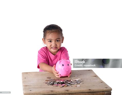 귀여운 아시아 소녀는 저금통 흰색 배경에 고립 된와 재미가 가족에 대한 스톡 사진 및 기타 이미지 가족 개념 경제 Istock