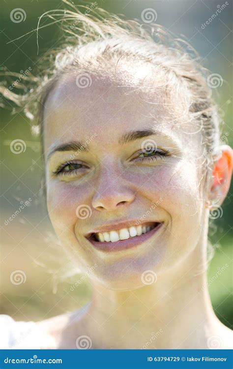 Retrato Da Menina Imagem De Stock Imagem De Feliz Cara 63794729