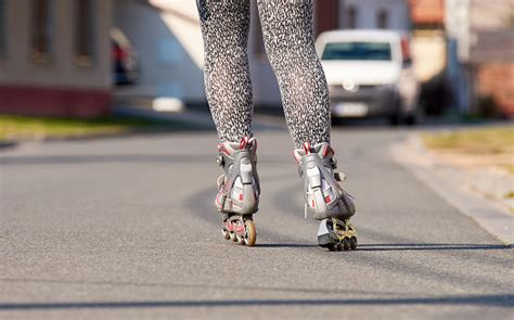 인라인 롤러 스케이트와 여성 다리입니다 자동차와 건물과 도시의 아스팔트도로 건강한 생활방식에 대한 스톡 사진 및 기타 이미지 건강한 생활방식 다리 신체 부분 도로