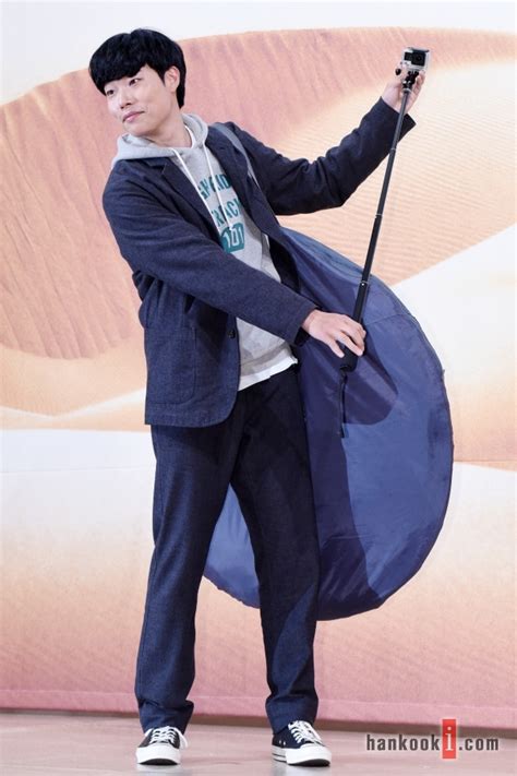 꽃보다 청춘 아프리카 류준열 귀염 폭발셀카봉 꺼내더니 저랑 사진 한 장 포즈