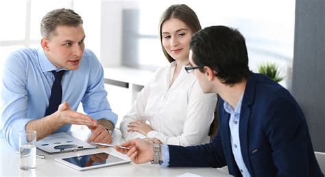 현대 사무실에서 회의에서 질문을 논의 하는 비즈니스 사람들의 그룹입니다 협상 또는 브레인스토밍시 관리자 팀워크 파트너십 및 비즈니스 컨셉 물음표에 대한 스톡 사진 및 기타