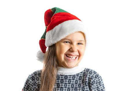 흰색 배경에 고립 된 순록과 난쟁이 모자를 가진 흰색 니트 크리스마스 스웨터를 입은 웃음과 즐거운 소녀의 클로즈업 초상화 12월에 대한 스톡 사진 및 기타 이미지 Istock