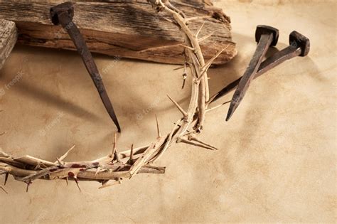 지상에 3개의 못과 가시관이 있는 예수 그리스도 십자가의 십자가 프리미엄 사진