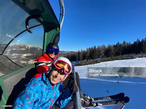 스키 슬로프 위의 의자 리프트에있는 어머니와 딸 초상화 10 11세에 대한 스톡 사진 및 기타 이미지 10 11세 2명 40 44세 Istock