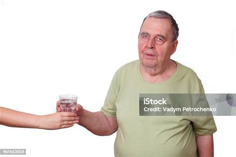 오래 된과 체중 사람 다른 사람의 손에서 물 잔을 복용 그는 70 79세에 대한 스톡 사진 및 기타 이미지 70 79세 건강한 생활방식 건강한 식생활 Istock