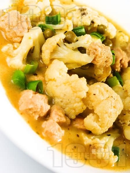 Задушени картофи с карфиол грах от консерва праз лук и куркума постна яхния