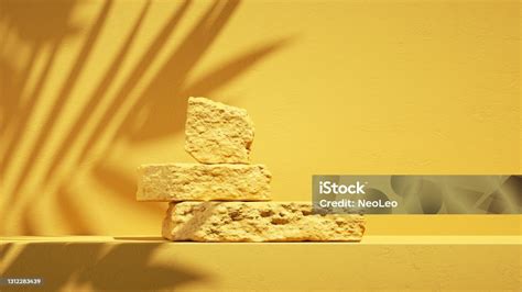 3d 렌더링 열대 잎 그림자와 밝은 햇빛추상 맑은 노란색 배경 조약돌 스택 유기농 화장품 프리젠 테이션을위한 빈 플랫폼으로 최소한의 쇼케이스 장면 0명에 대한 스톡 사진 및