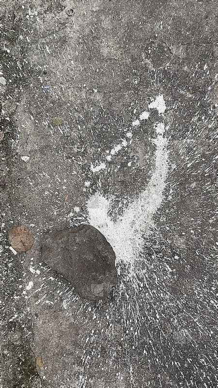 一块石头和白色的水花
