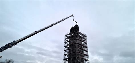 Започна демонтирането на паметника на съветската армия снимки