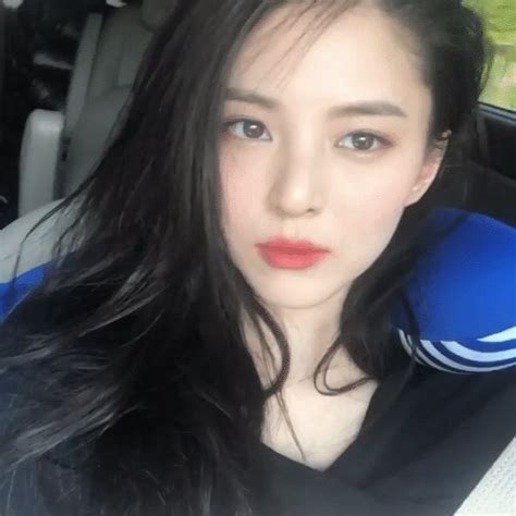 Han Dô에 있는 핀 연예인 삼각형 문신 셀카