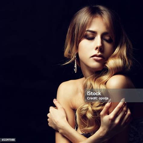 길고 건강하고 똑바르고 빛나는 머리를 가진 아름다운 금발 의 여자 곁눈질에 대한 스톡 사진 및 기타 이미지 곁눈질 곧은