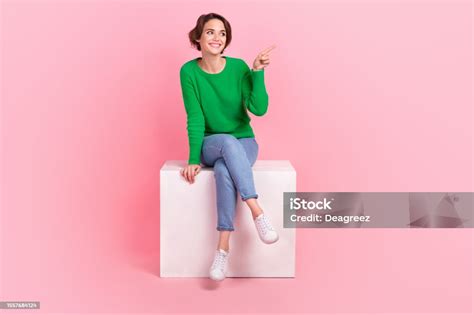 매력적인 광고 마케터가 분홍색 배경에 격리된 흰색 연단 직접 손가락 모형 참신함에 앉아 있는 전체 길이 크기 사진 앉음에 대한 스톡 사진 및 기타 이미지 Istock