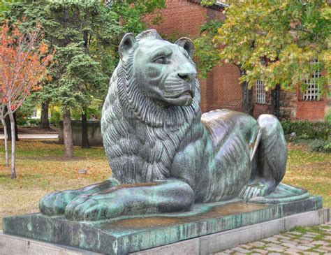 Паметникът на Незнайния войн символ на честта родолюбието и саможертвата Акценти от програмата