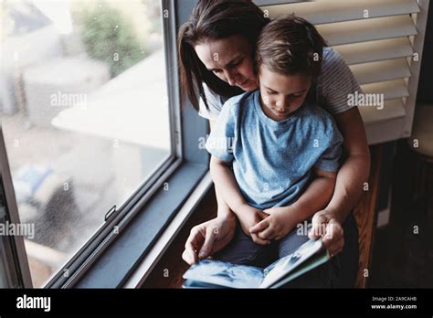 Livre Lecture Maman Avec Son Fils Sur Ses Genoux C T De Fen Tre Photo Stock Alamy