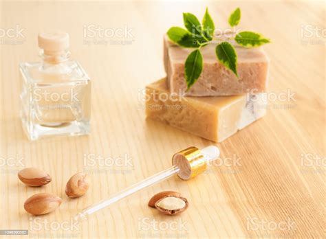 화장품 오일 아 르 간 너트와 병입니다 화장품을 의미합니다 음식 제품입니다 Argan 석유와 수 제 비누 나무 배경에 항아리 갈색에 대한 스톡 사진 및 기타 이미지 Istock