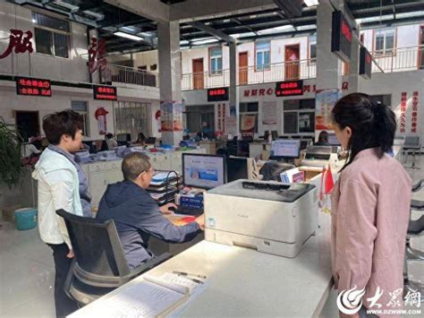 济宁市兖州区小孟镇开展“我陪群众走流程”活动服务办事朱红波