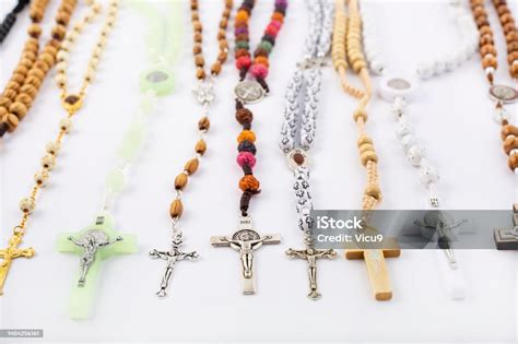 흰색 배경에 고립 된 전통적인 기독교 거룩한 종교 상징 묵주 목걸이 세트 묵주 팔찌에 대한 스톡 사진 및 기타 이미지 묵주 팔찌 종교 천주교 Istock