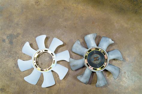 라디에이터 냉각 시스템 자동차 엔진의 오래되고 새로운 팬 0명에 대한 스톡 사진 및 기타 이미지 0명 공학 교통수단