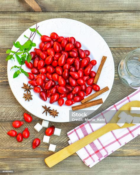 준비 수 제 홍 체리 잼 흰색 접시에 신선한 빨간 산딸나무 열매 둘러싸여 젤리 항아리 아마 냅킨 빈티지 숟가락 설탕 0명에 대한 스톡 사진 및 기타 이미지 Istock