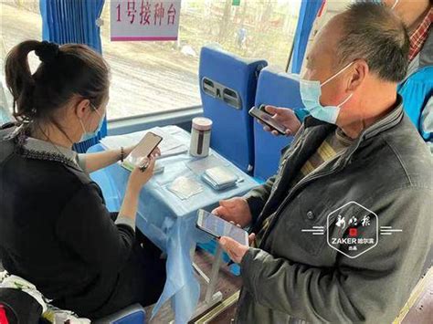 超方便！疫苗大巴车开进村，农忙时期也能接种了进行