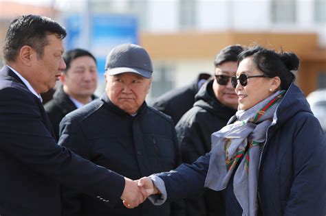 Сэлэнгэ түмэн 🇲🇳🇲🇳🇲🇳 ЭхОрончдынӨдөр өөр Партизаны талбай дахь “Сүхбаатарын хөшөө” нд цэцэг