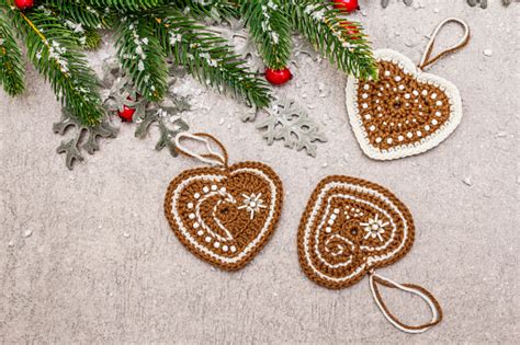 크리스마스 배경입니다 새해 전나무 나무 개 장미 신선한 잎 크로 셰 뜨개질 생강 쿠키 마음과 인공 눈 돌 콘크리트 배경 목재 재료에 대한 스톡 사진 및 기타 이미지 Istock