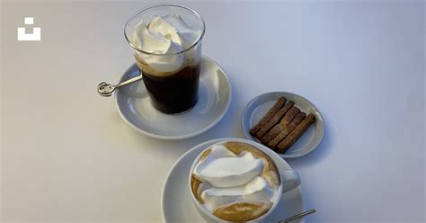 하얀 테이블 위에 앉아 있는 커피 두 잔 사진 Unsplash의 무료 서울특별시 이미지