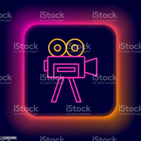 검은 배경에 고립 된 빛나는 네온 라인 복고풍 시네마 카메라 아이콘 비디오 카메라 영화 기호입니다 필름 프로젝터 다채로운 개요 개념 벡터 0명에 대한 스톡 벡터 아트 및