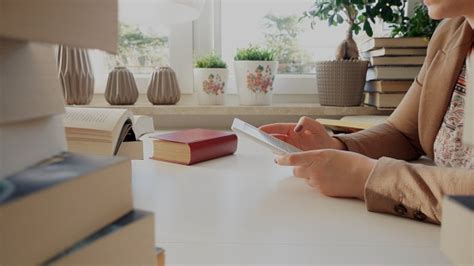 전자 종이 디지털 리더에 전자 책을 읽고 개인 도서관에서 테이블에 앉아 젊은 백인 여성 전자책에 대한 스톡 사진 및 기타 이미지 전자책 우아 책 Istock