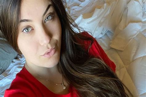 Wanita Cantik Ini Ketahuan Ibunya Jadi Bintang Film Dewasa Gara Gara Sampul Majalah