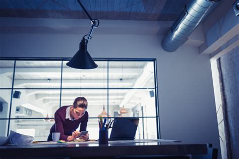 젊은 여성 건축가 프로젝트에서 작업 현대 건축 스튜디오 20 29세에 대한 스톡 사진 및 기타 이미지 20 29세 30 39세 건설 산업 Istock