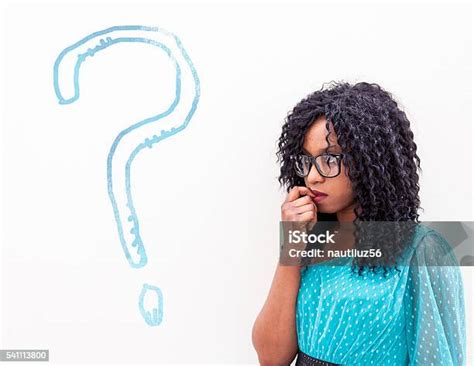 예쁜 아프리카 계 미국인 소녀는 선택에 의심이 여자에 대한 스톡 사진 및 기타 이미지 여자 물음표 아프리카 민족 Istock