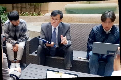 이창용 한은 총재 연말 금리 35 이상 의견도자본유출 위험 없다