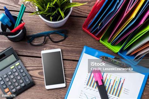 사무실 데스크톱 그래프 및 차트 문서와 현대 디지털 장치 개념에 대한 스톡 사진 및 기타 이미지 개념 개인 장식품 계산기 Istock