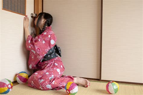 春潮涌动按捺不住 饥渴女孩舔门把手解馋 3DM单机