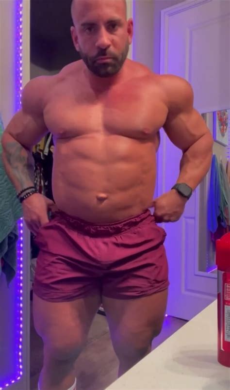 Bodybuilder Sam Undressing For Fans Bodybuilder Sam Undressing For Fans