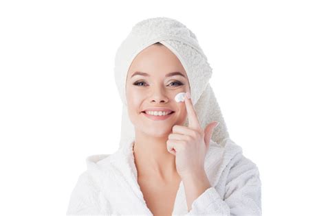 샤워 후 크림을 사용 합니다 가운와 그녀의 머리에 수건에 젊은 매력적인 여자의 초상화 건강관리와 의술에 대한 스톡 사진 및 기타 이미지 건강관리와 의술 건강한 생활방식
