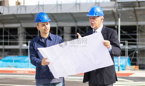 两名建筑设计师负责审查建筑工地的高清图片下载 正版图片503729678 摄图网