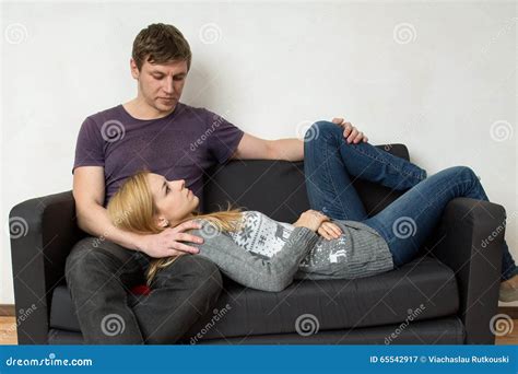 Una Giovane Coppia Che Riposa Sullo Strato Immagine Stock Immagine Di Strato Famiglia