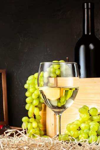 화이트 와인 글라스와 흰색 노란색 녹색 한 움 큼 베리 포도 와인 코르크 코르크 와이너리 개념 식품 농업 수확 양조가 여름에에서 테이블에 대 한의 병 가을에 대한 스톡 사진