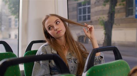 피곤 한 우울한 젊은 여자 앉아 혼자 에 대 한 버스 교통 창 근처 대근 근무 하루 후 걱정하는에 대한 스톡 사진 및 기타 이미지 걱정하는 고독 부정적인 감정 표현