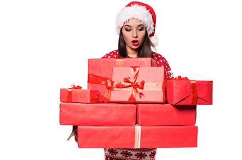 스웨터와 크리스마스 모자 흰색 배경에 고립 된 선물 상자를 들고 있는 젊은 여자 귀여운에 대한 스톡 사진 및 기타 이미지