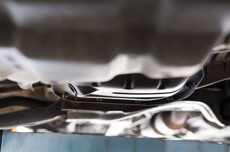 차량으로 들어올려 유압 엔진 오일 변경 및 전송 검사 자동차 수리 서비스에 변화 모터 오일입니다 유지 보수 및 자동차 워크샵에서