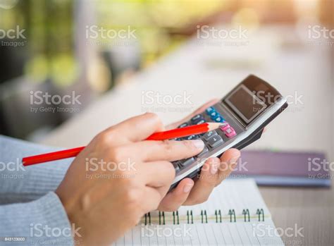 소프트 포커스 여자 손으로 계산기 사용과 빨간 연필 그리고 자연 녹색 잎 배경 작업 테이블에 주 책을 들고 개념에 대한 스톡 사진 및 기타 이미지 Istock