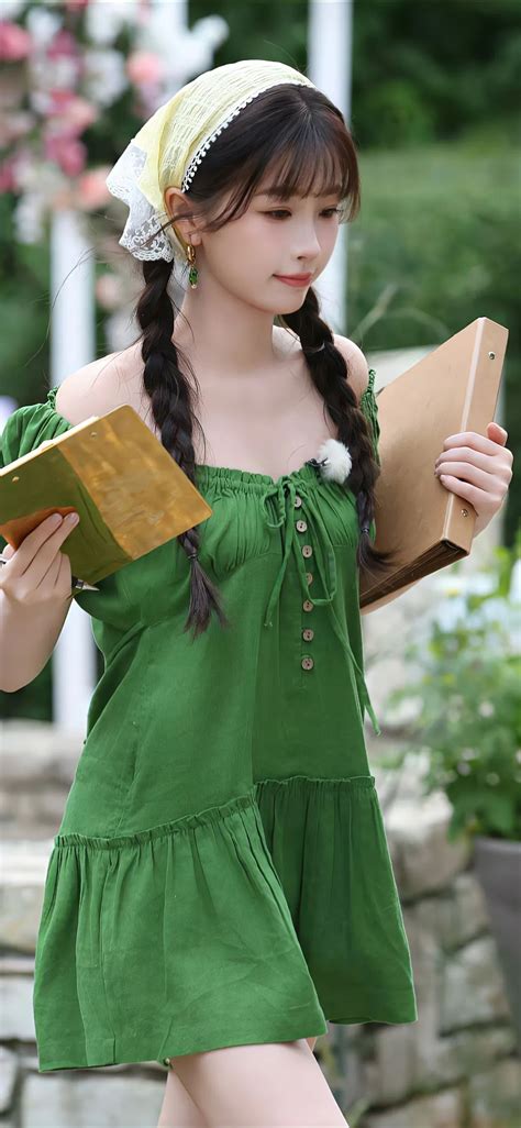 清新甜美！双麻花辫女孩着绿裙手持书本尽显文艺范 ️𝙬𝙖𝙡𝙡𝙥𝙖𝙥𝙚𝙧壁纸｜ios锁屏主屏表情包图片动图 求表情网斗图从此不求人