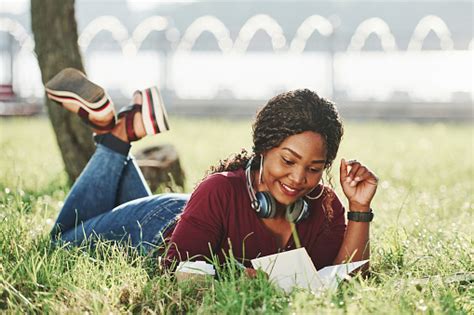 흥미로운 정보 여름에 공원에서 쾌활한 아프리카 계 미국인 여자 공원에 대한 스톡 사진 및 기타 이미지 공원 귀여운 나무 Istock